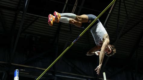 Perche Armand Duplantis établit un nouveau record du monde du saut à