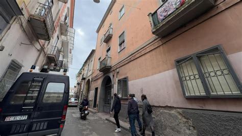 Capodanno Nel Napoletano Donna Uccisa Da Un Proiettile Vagante La Stampa