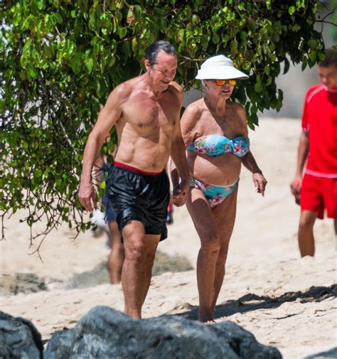 Galerie Foto Joan Collins își trăiește viața din plin Actrița de 90
