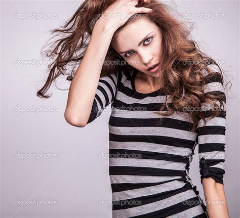 Jeune fille modèle sensuelle pose en studio image libre de droit par