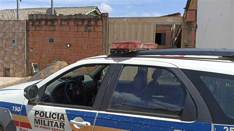 Homem invade residência e esfaqueia ex namorado de sua atual em João