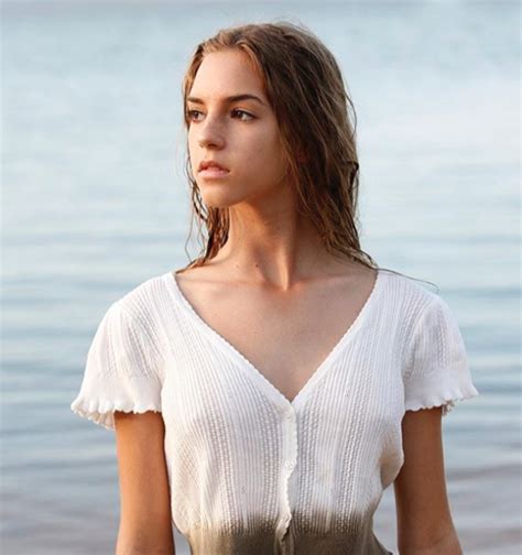 Emily Feld Net Worth Bio Age Height Wiki Body Measureme Erofound