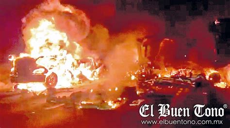 Se incendian dos tráileres Choques por alcance en Cuitláhuac y