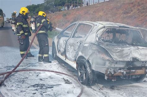 Carro pega fogo às margens da BR 060 na altura do Posto Presidente em