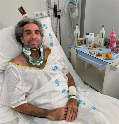 Mario Vaquerizo protegido por sus vírgenes da su último parte médico