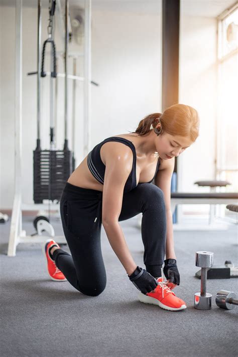 Mulheres Asi Ticas Amarrando Cadar Os De Sapato Mulheres Fitness Se
