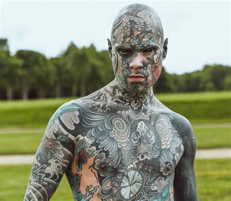Cet homme couvert de tatouages fait polémique au vu de son métier