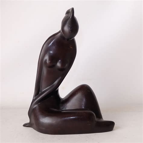 Sculptuur Van Een Zittende Gestileerde Naakte Vrouw Curiosa Den Haag