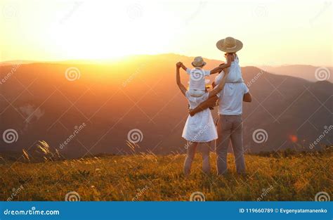 Glückliche Familie Mutter Vater Kinder Sohn Und Tochter Auf Sunse