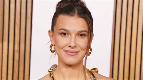 Millie Bobby Brown époustouflante en crop top et micro jupe elle