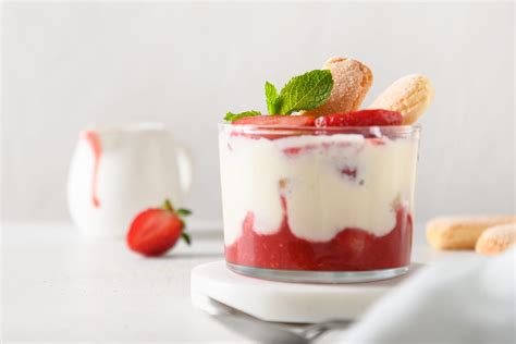 Tiramisu Au Citron Et Fraises La Recette De Cyril Lignac Dans Tous En