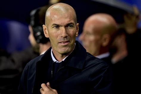 Photo Zinédine Zidane entraineur du Real Madrid lors du match UEFA