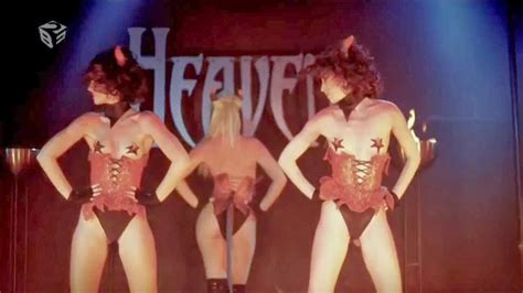 Eline De Munck Crimi Clowns Eline De Munck Zingt Topless In Nachtclub