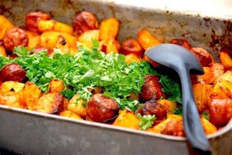 Pølsemix i ovn med pølser kartofler og løg
