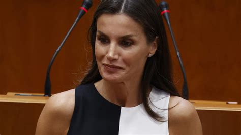 La reina Letizia impresionante presume de abdominales con su último y
