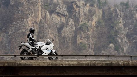 Motorrad Vergleich Aprilia RS 660 2021 Vs Hyosung GT 650iR Sport 2014