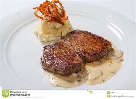 Gebratene Steaks Mit Kartoffeln Gebratene Zwiebel Und Sahnesauce