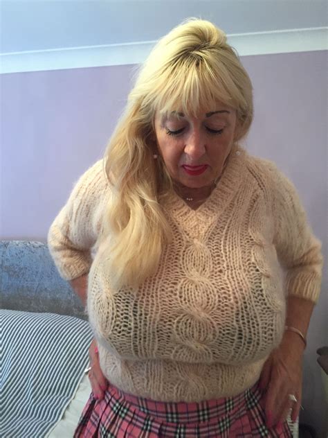 Pin By Alain Ossman On Fluffy Jumper Top Heavy Women Arab Girls Hijab Real Curvy Women