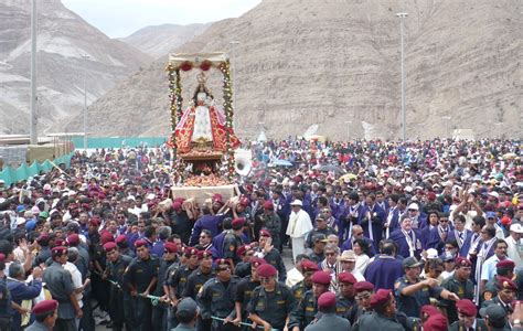Arequipa miles de fieles acompañan procesión de la Virgen de Chapi