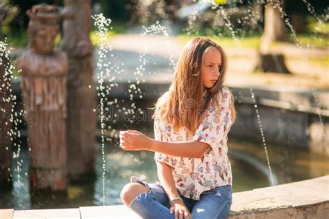 Adolescente Blonde Dans Un Chemisier Blond Jouant Avec Ses Cheveux Sur