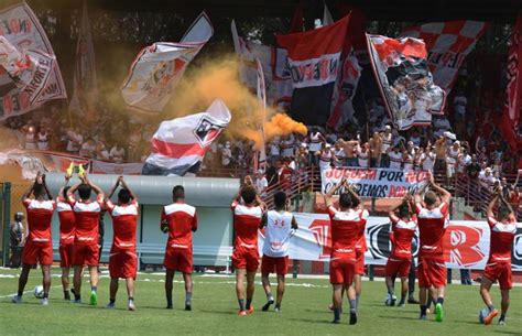 Torcida Do S O Paulo Invade Treino E Apoia Jogadores Esportes Estad O