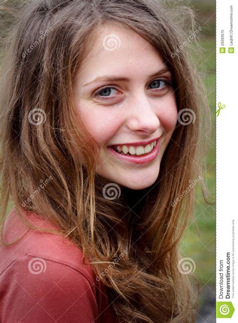 El Adolescente Bonito Sortea El Pelo Imagen De Archivo Imagen De