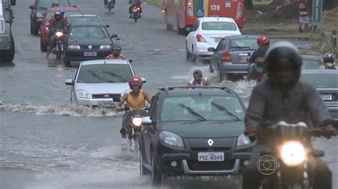 Chuva provoca alagamentos em vários bairros do Grande Recife NE2 G1