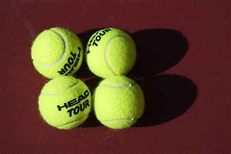 Perché i tennisti scelgono le palline prima di ogni servizio e come
