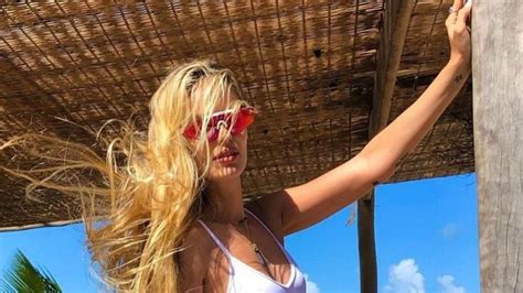Yasmin Brunet Empina O Bumbum Em Clique De Biqu Ni Branco E Corpa O