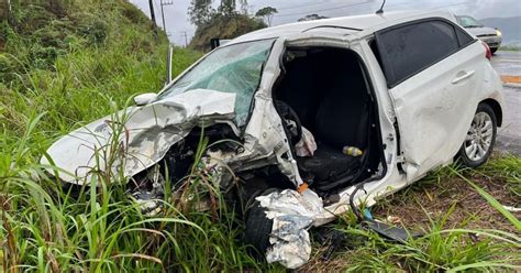 Colisão frontal deixa uma pessoa morta e três feridos em rodovia em