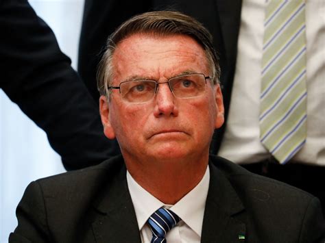 Bolsonaro visita restaurante em Goiânia entre gritos de mito e