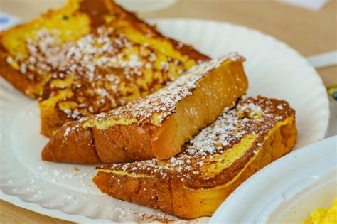 Cyril Lignac partage sa recette gourmande de pain perdu aux poires pochées