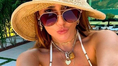 Deborah Secco posa de biquíni branco e corpo impressiona Bumbum