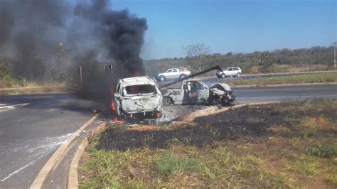 Dois carros batem de frente e pegam fogo na LMG 451 três pessoas