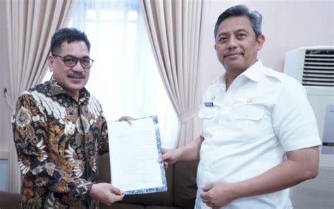 Serahkan SK Pj Sekda Sidrap Arsjad Harap Pemkab Bersinergi Dengan