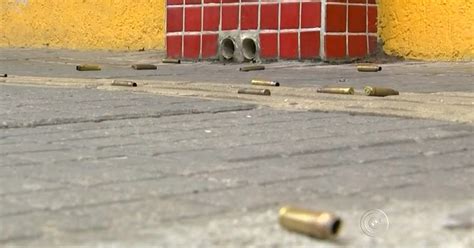 G1 Criminosos explodem cofre de duas agências bancárias em Piedade