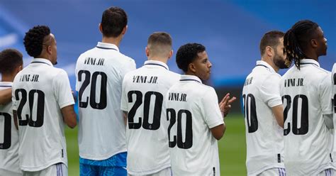 Plantel do Real Madrid veste a camisola de Vinícius Júnior
