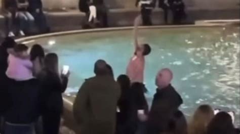 Fontana Di Trevi Vestito Da Centurione Di Spoglia E Si Tuffa In Acqua