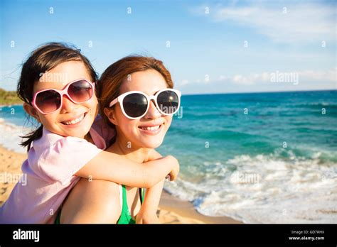 Jeune Maman Avec Sa Fille S Amuser Banque De Photographies Et Dimages