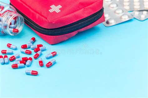 Diferentes Medicamentos En La Tabla Botiquín De Primeros Auxilios Y