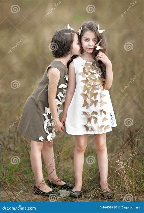 Verticale De Deux Petites Filles Photo Stock Image Du Sourire