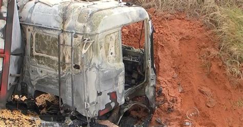 G Motorista Escapa Ileso Ap S Carreta Bater E Cabine Pegar Fogo
