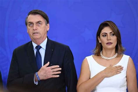 Bolsonaro critica reportagens sobre família de Michelle Ela está abatida