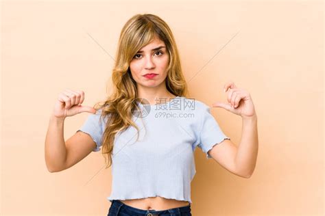 年轻金发美女的caucasian女人表现出不喜欢的手高清图片下载 正版图片504078850 摄图网