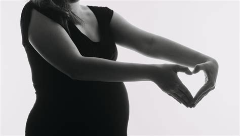 Mujer Adulta Joven Embarazada Vestida De Blanco Tocando Una Gran