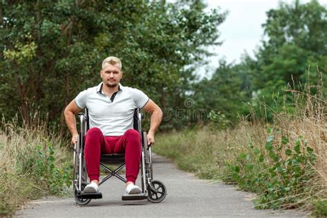 Un Homme Handicapé Est Assis Dans Un Fauteuil Roulant Dans La Rue Le