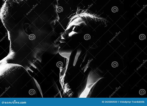 Beso Romántico Pareja Enamorada Frente a Frente Abrazos Y Besos