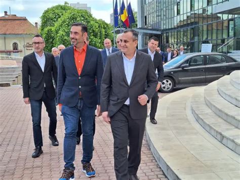 FOTO Marius Oprescu şi echipa PSD Olt şi au depus candidaturile pentru