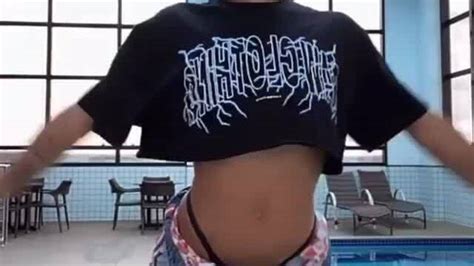 Pabllo Vittar Surge Rebolando Desmontada