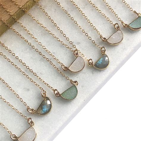 Zierliche Halbmond Edelstein Halskette Minze Druzy Labradorit Druzy